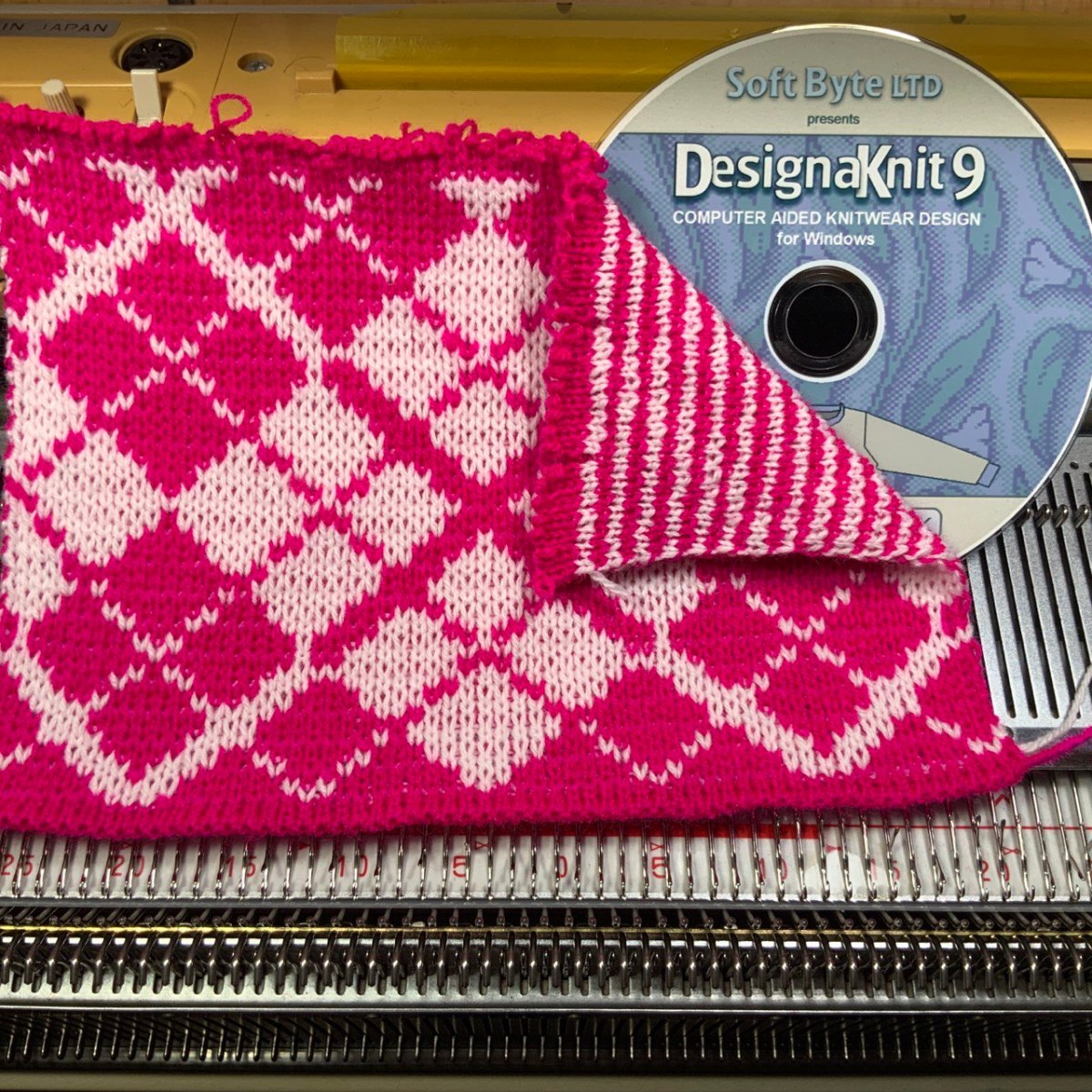 Empisal KNITMASTER 550/560/580. Silver Reed SK-840 + SRP 60N. Jacquard (Designaknit). – Knit Studium